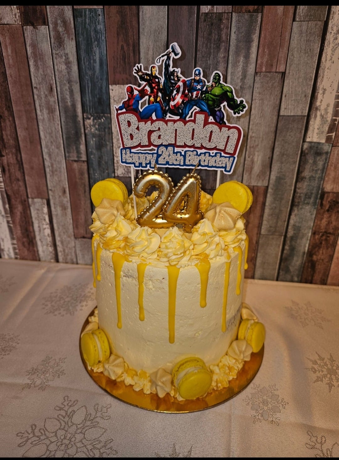 Birthday cake - The Real Macaw